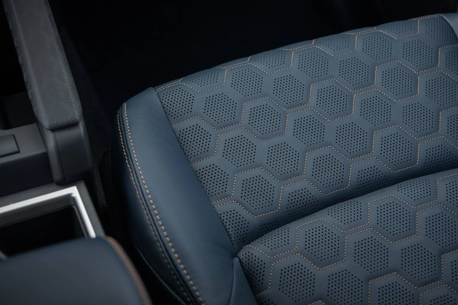 Beautiful pics of Underground Platinum / Dark Navy Interior / HUD head ...