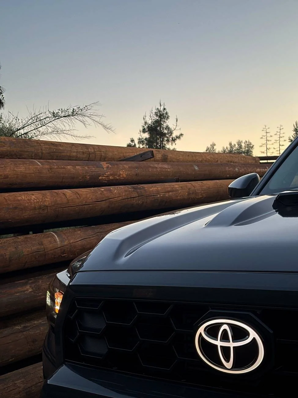 Illuminated Front Emblem - Dark Chrome Toyota Grille Logo (photos ...