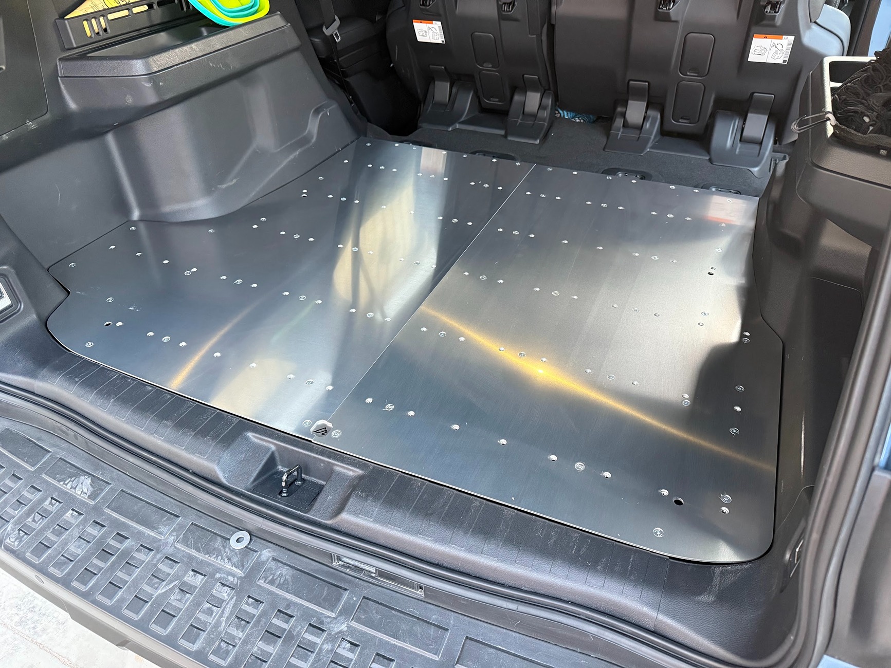 Cargo area floor storage platform solution (prototype for 6th gen ...